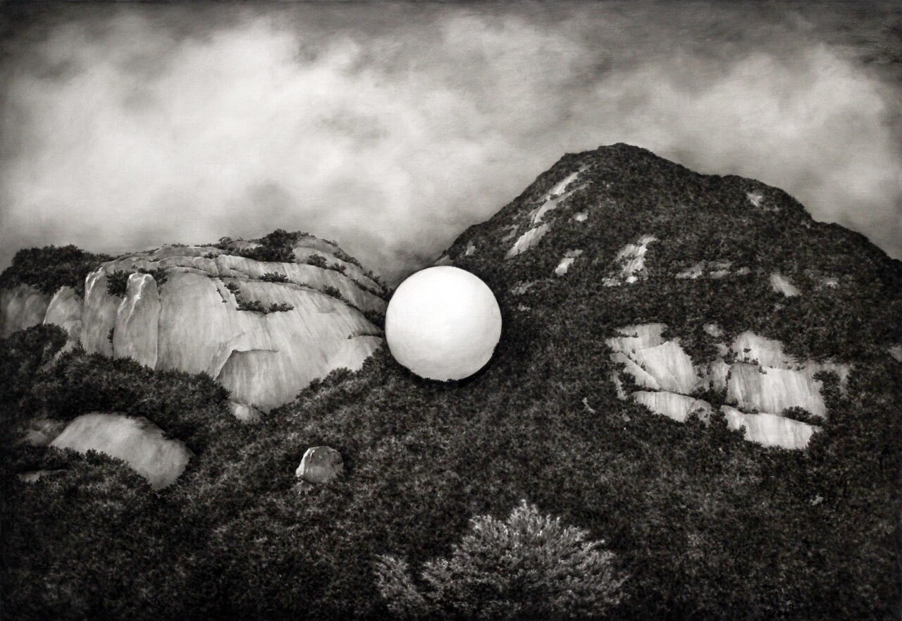 [청년 작가 열전 ⑫] 빛을 품은 어둠과 어둠 속에서 탄생하는 빛, 삶과 죽음의 서사시를 그리다 – 강유정 작가